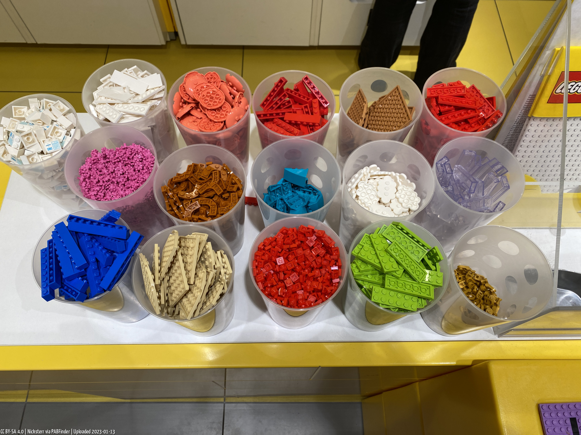Pick a Brick photo from LEGO Store Utrecht, Jan 13, 2023 | PABFinder