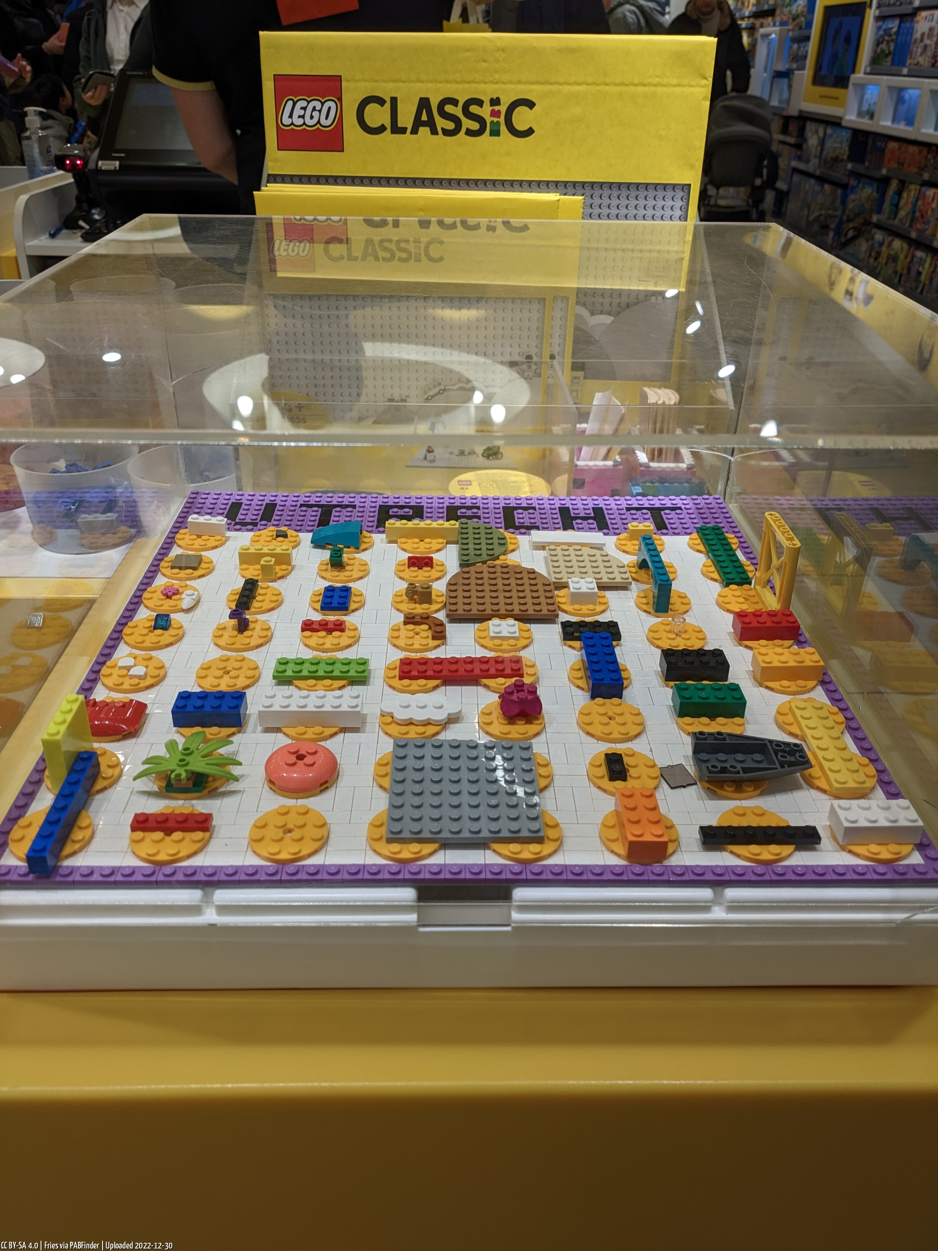 Pick a Brick photo from LEGO Store Utrecht, Dec 30, 2022 | PABFinder