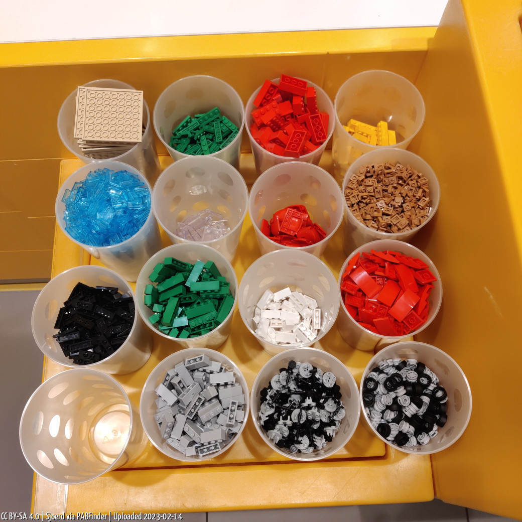 Pick a Brick photo from LEGO Store Utrecht, Feb 14, 2023 | PABFinder